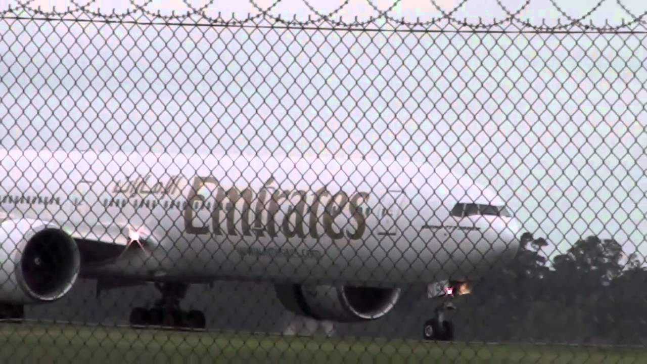 A6-EC0 Emirates 777ER 300 Boeing ATC EK404 Dubai Singapore landing ...