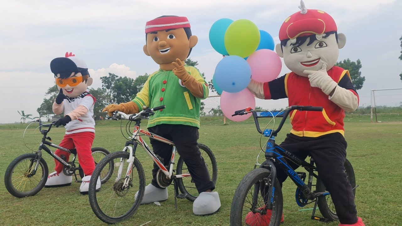 BADUT BOBOIBOY LUCU LOMBA NAIK SEPEDA SAMBIL MECAHIN BALON WARNA WARNI ...