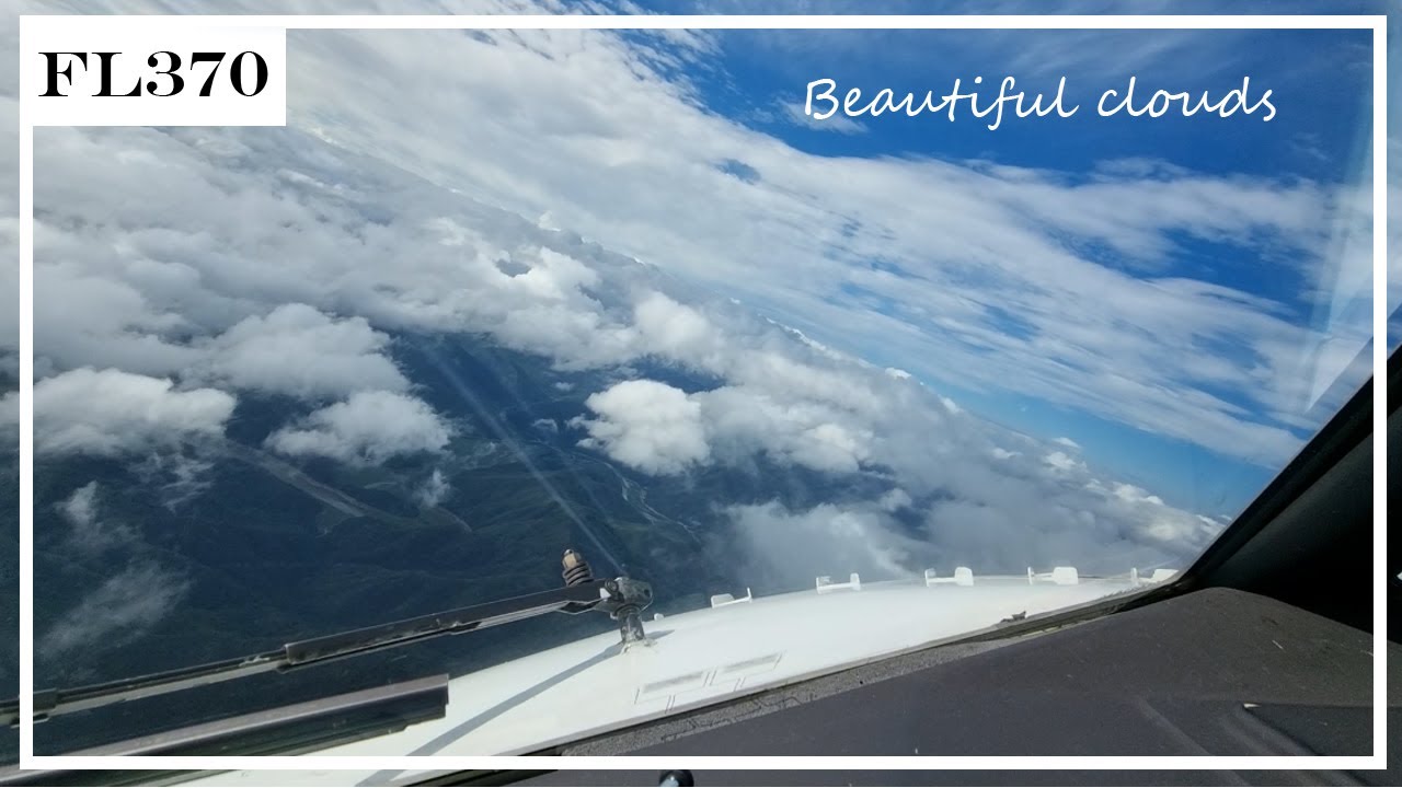 [ PILOT VIEW ] Landing through cloudy sky. 구름을 지나 착륙. [ 파일럿 시선 ] - YouTube