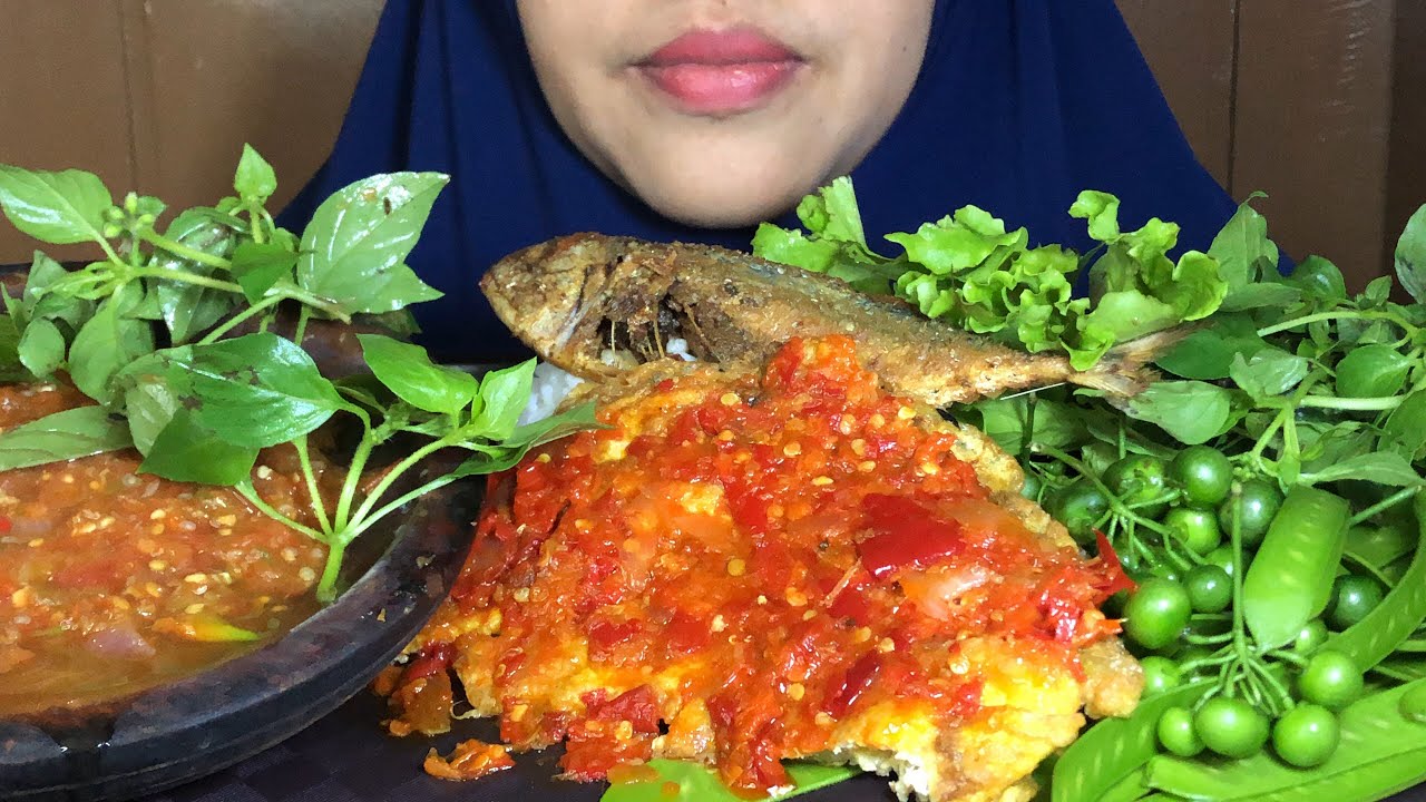 MUKBANG TELUR DADAR SIRAM SAMBAL IKAN ASIN PEDA SAMBEL REBUS LALAPAN ...