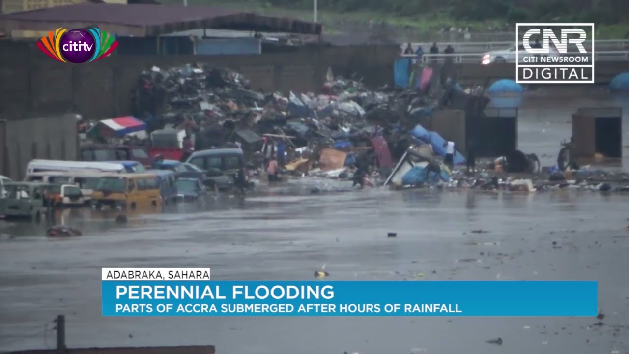 Accra floods: Adabraka Sahara residents swim in flood waters - YouTube