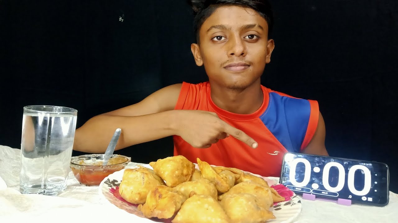 EATING CRISPY SINGARA / SAMOSA WITH HOT TOMATO SAUCE | 12 SAMOSA EATING ...