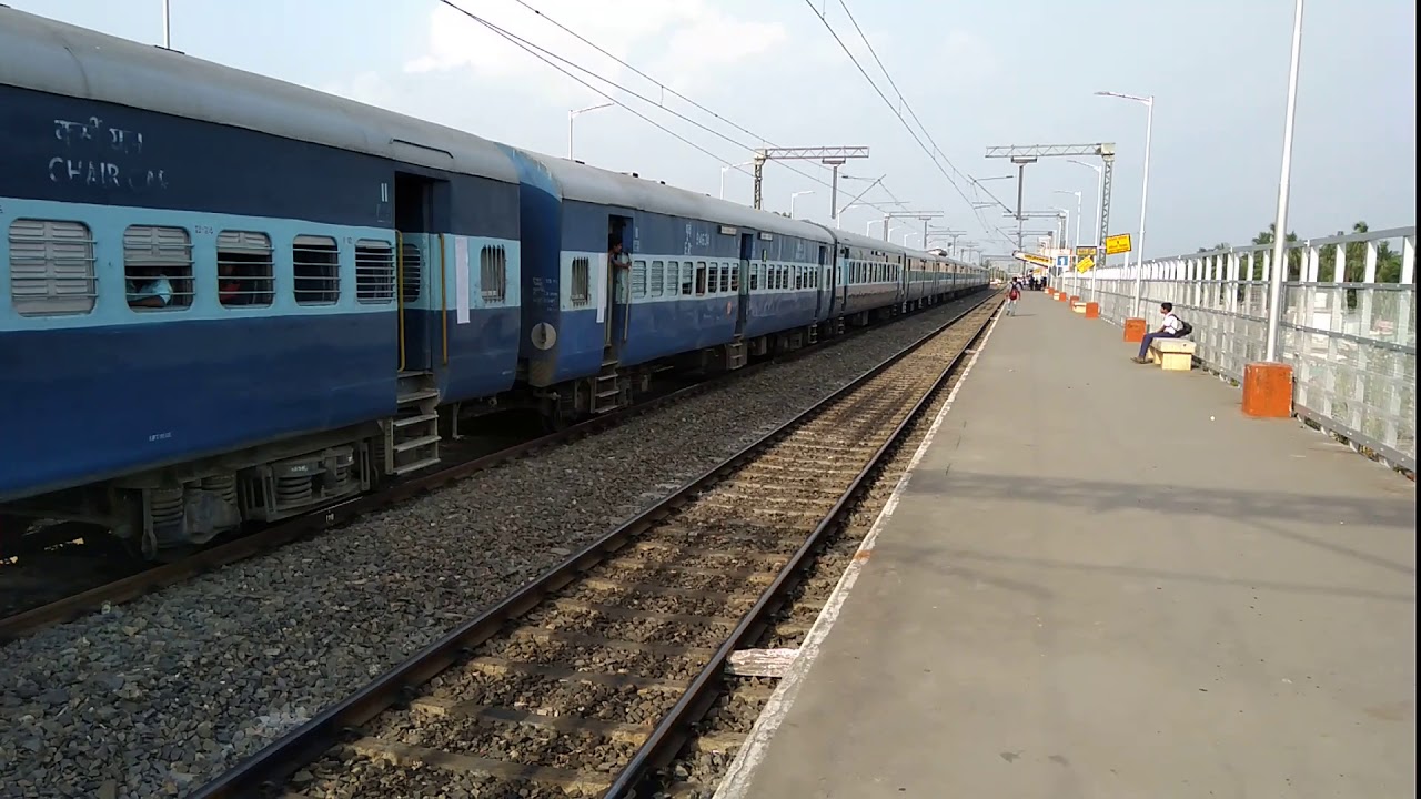 13162 DN Balurghat(BLGT) - Kolkata(KOAA) Tebhaga Express crossing ...
