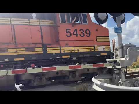 Bnsf 5439 leads a Bnsf gondola train with another friendly crew - YouTube