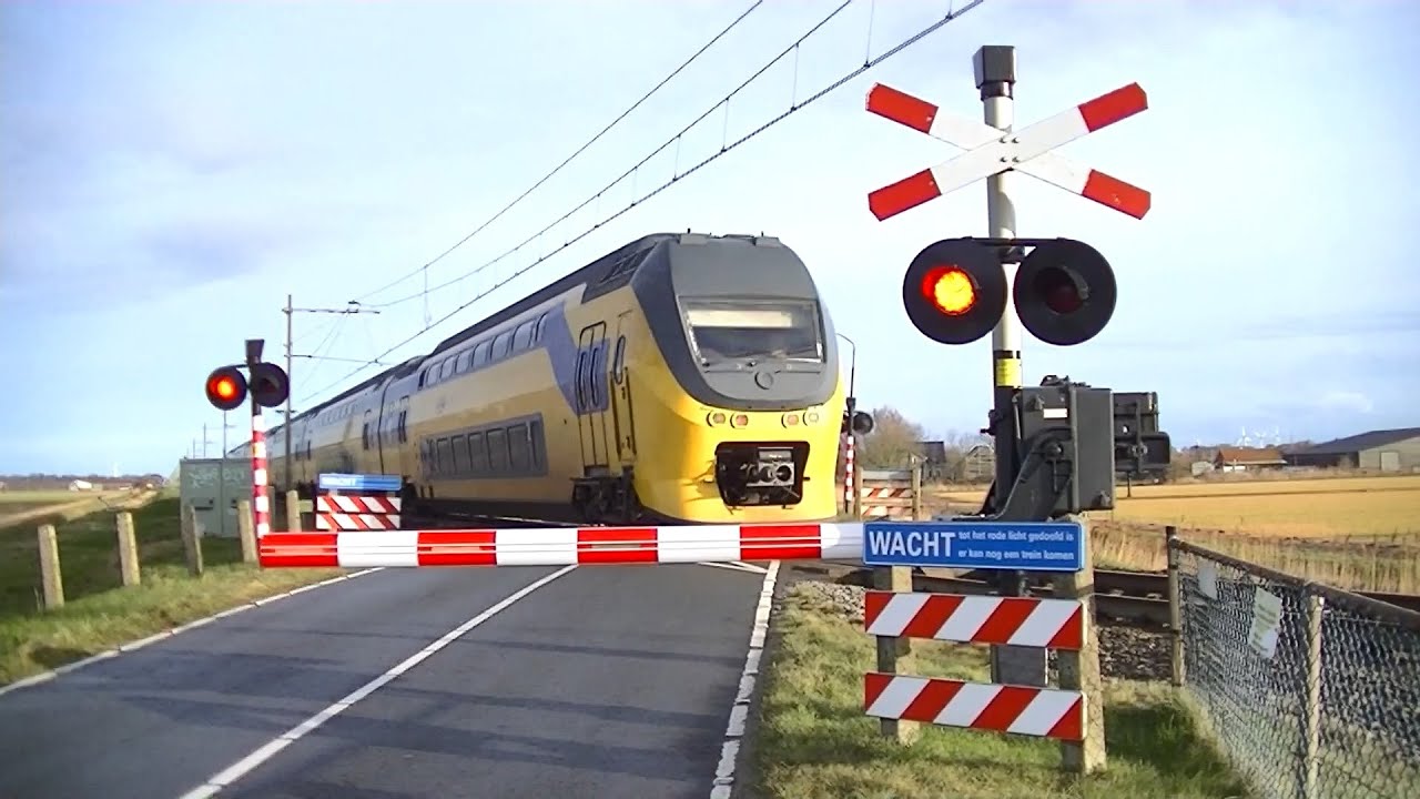Spoorwegovergang Den Helder // Dutch railroad crossing - YouTube