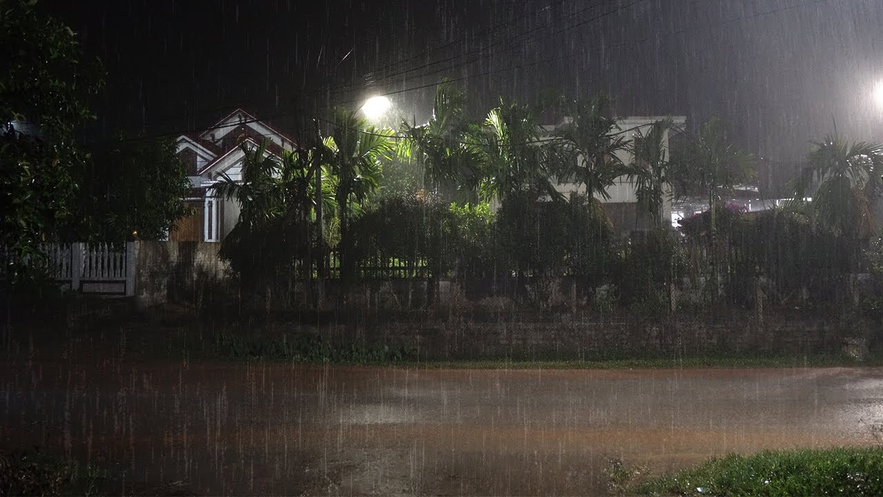 The sound of strong night rain helps you purify stress and meditate in ...