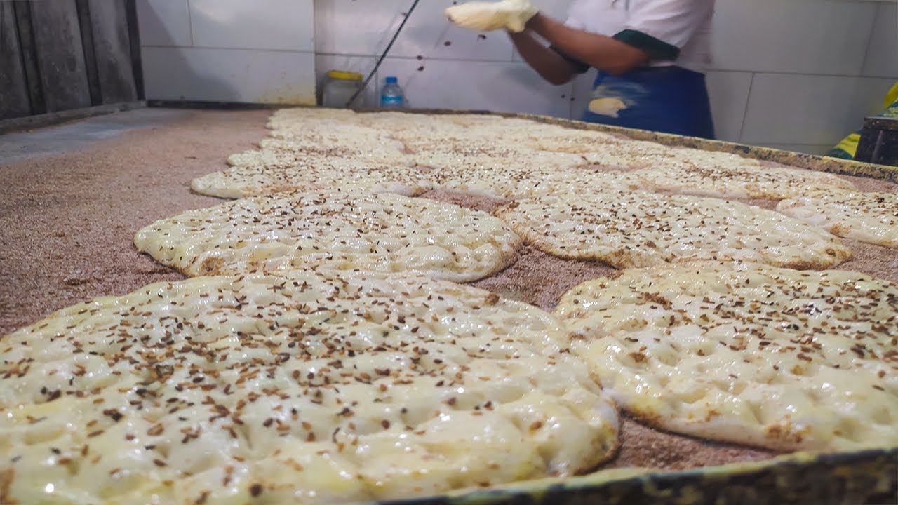 Crazy baker sells 10000 bread a day! Delicious Iranian street food ...