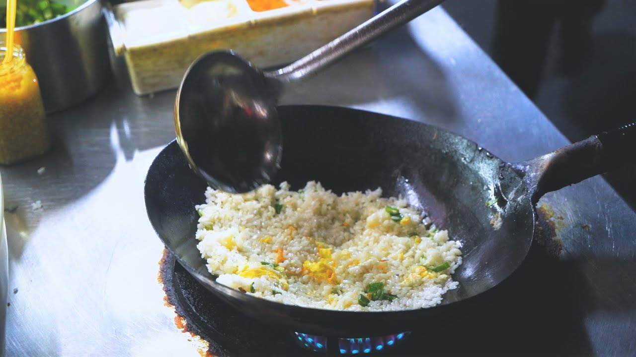 Chinese Street Food -Night market egg fried rice, food stall stir-fry ...