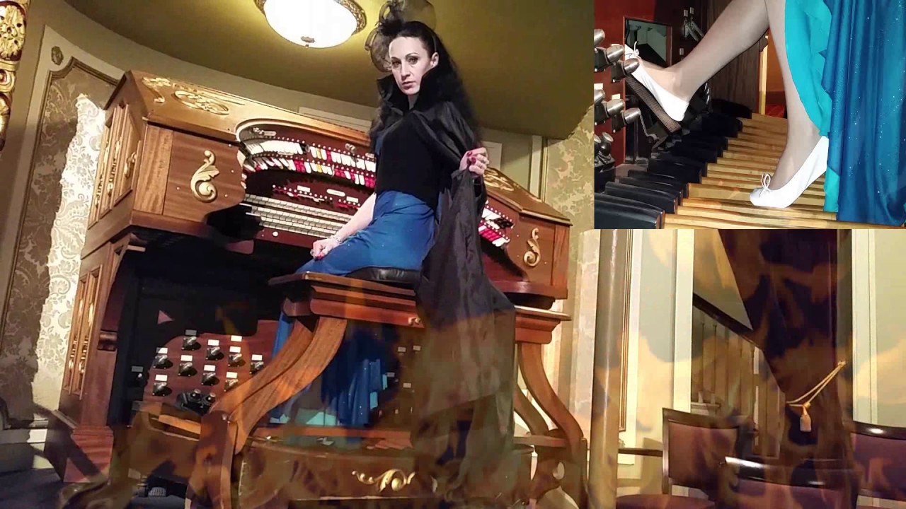 Runnin' With the Devil Vampire Organist 2017 - YouTube