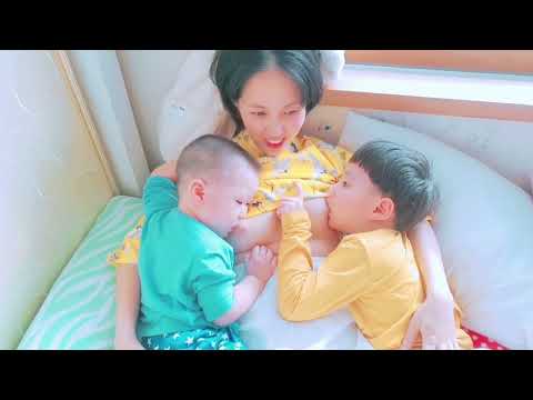 Cara menyusui 2 anak dengan adil/Breastfeeding sons fair
