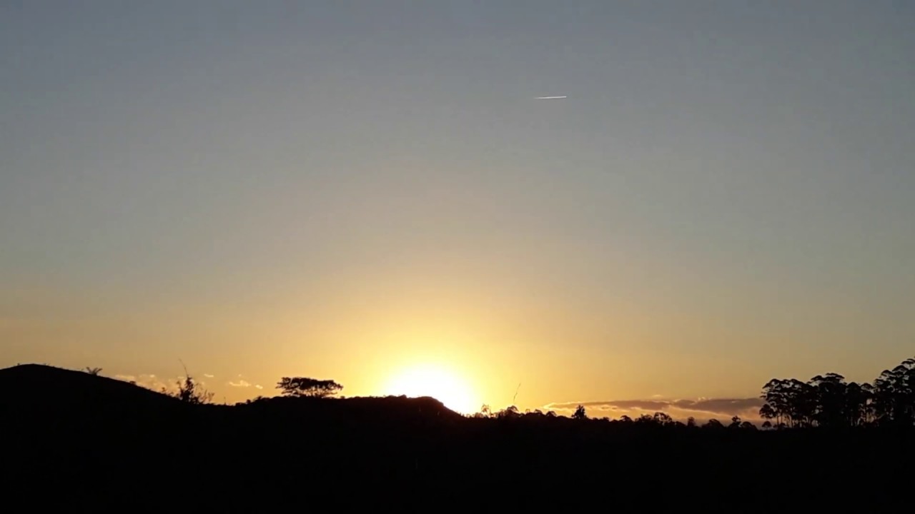 Vídeo belas imagens do pôr do sol no fim da tarde no alto do morro ...