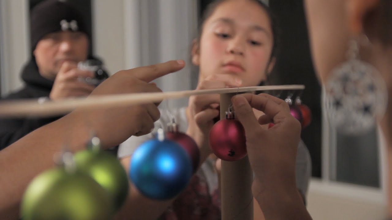 Minute to Win It: Christmas in the Balance (2 vs. 2) - YouTube