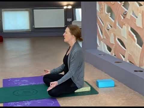 Introduction To Yoga With Lyn - YouTube
