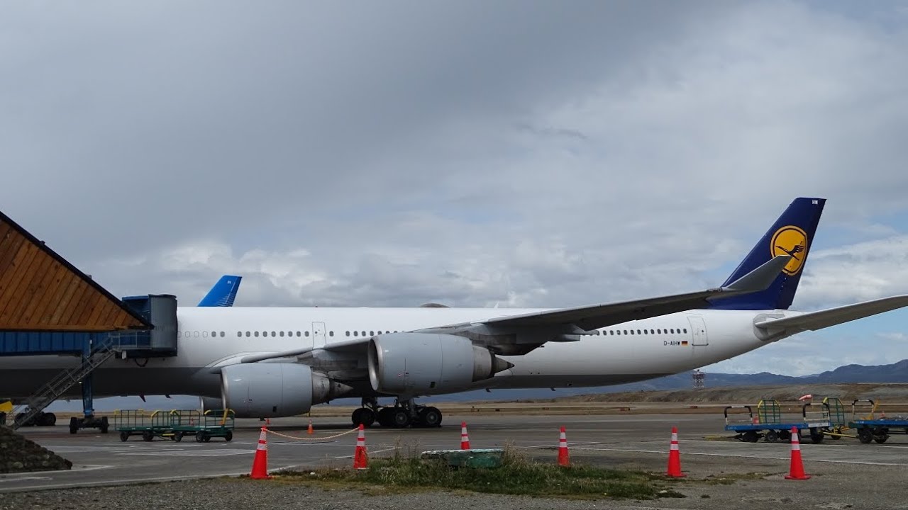 Aterrizaje en Ushuaia de un Airbus A340-600 de @Lufthansa - YouTube