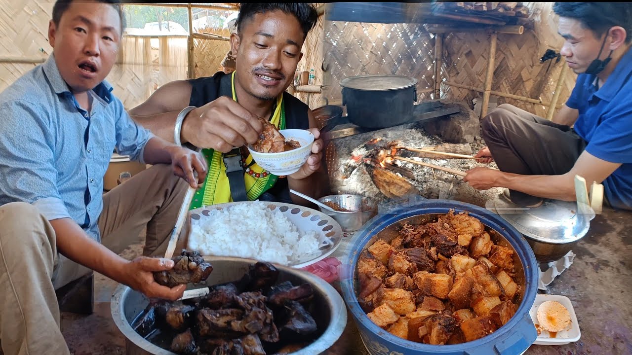 Sumi kitchen Spicy smoke pork with axone at Hornbill festival 🤤🌶️🌶️ ...