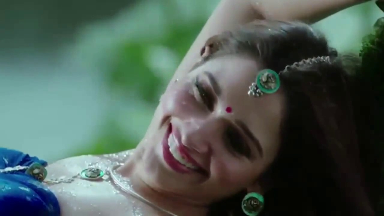 Bahubali Movie Actress Tamanna Hot Navel Exposing Romantic Video ...