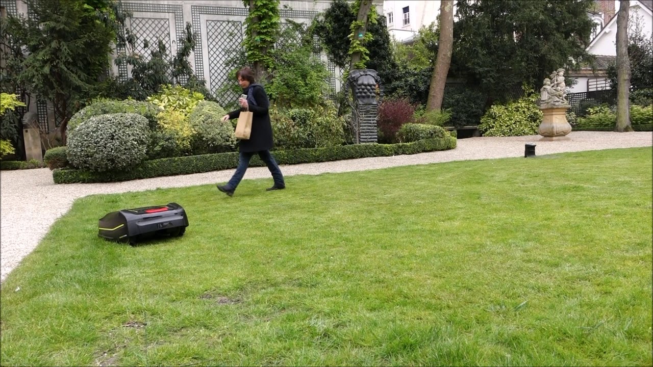 RYOBI® : nouveau robot de tonte programmable à distance ROBOYAGI™ lancé ...