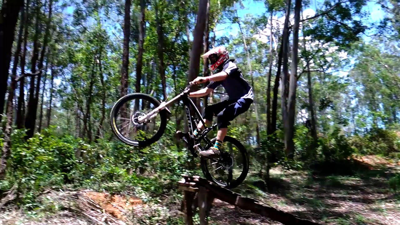 HUPI Gully e capacete HUPI DH 2 com a equipe Roots Bikes - YouTube