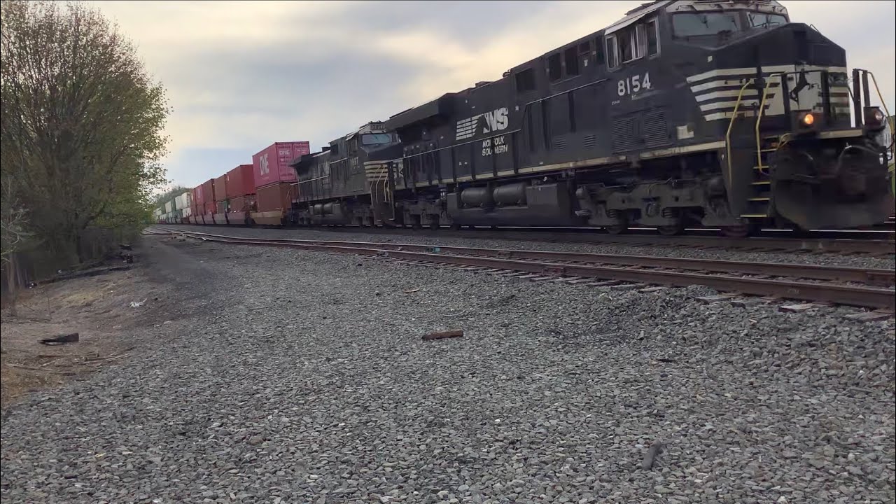 A NS eastbound intermodal train - YouTube