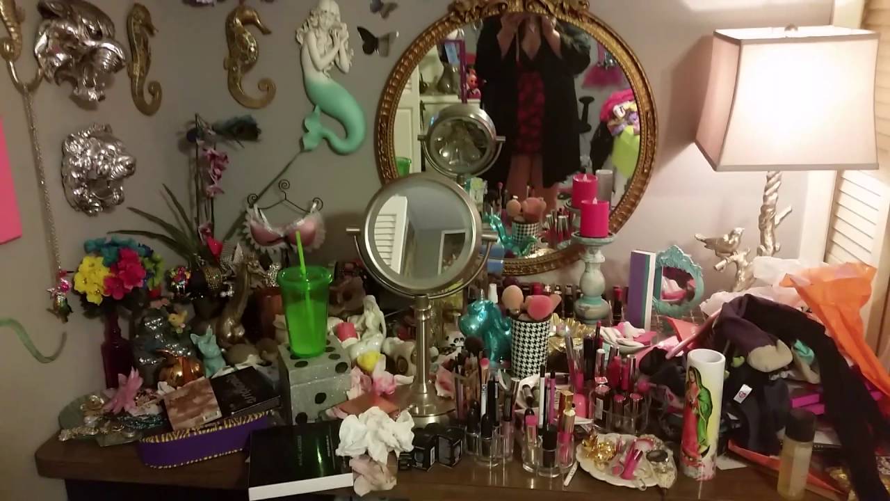 Tour: My Messy Vanity Y'all - YouTube