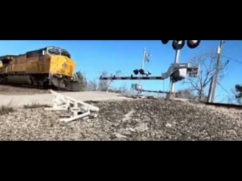 UP 6912 leads SB manifest through Alvin TX 12/20/24 - YouTube