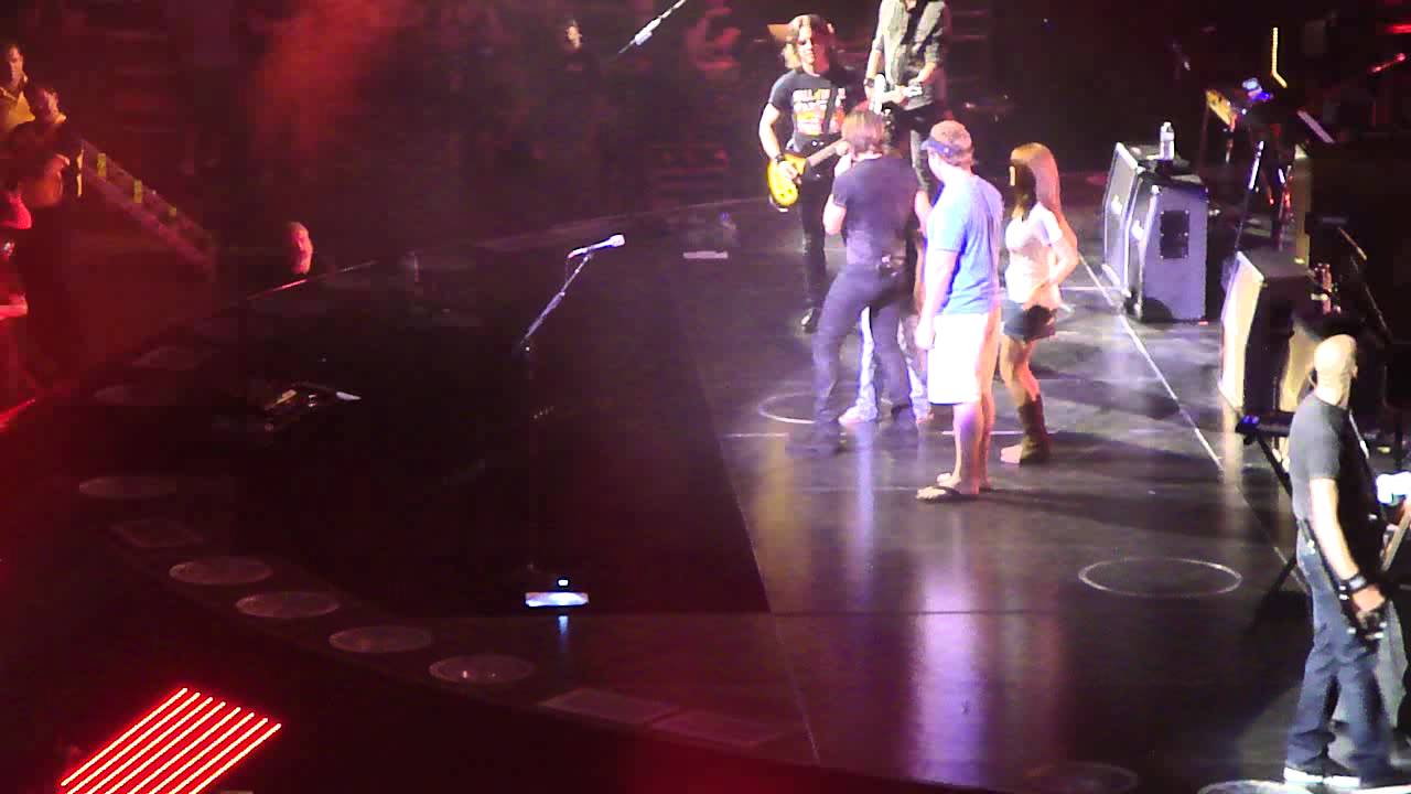 Keith Urban - Kiss a Girl - with audience Part 1 - YouTube