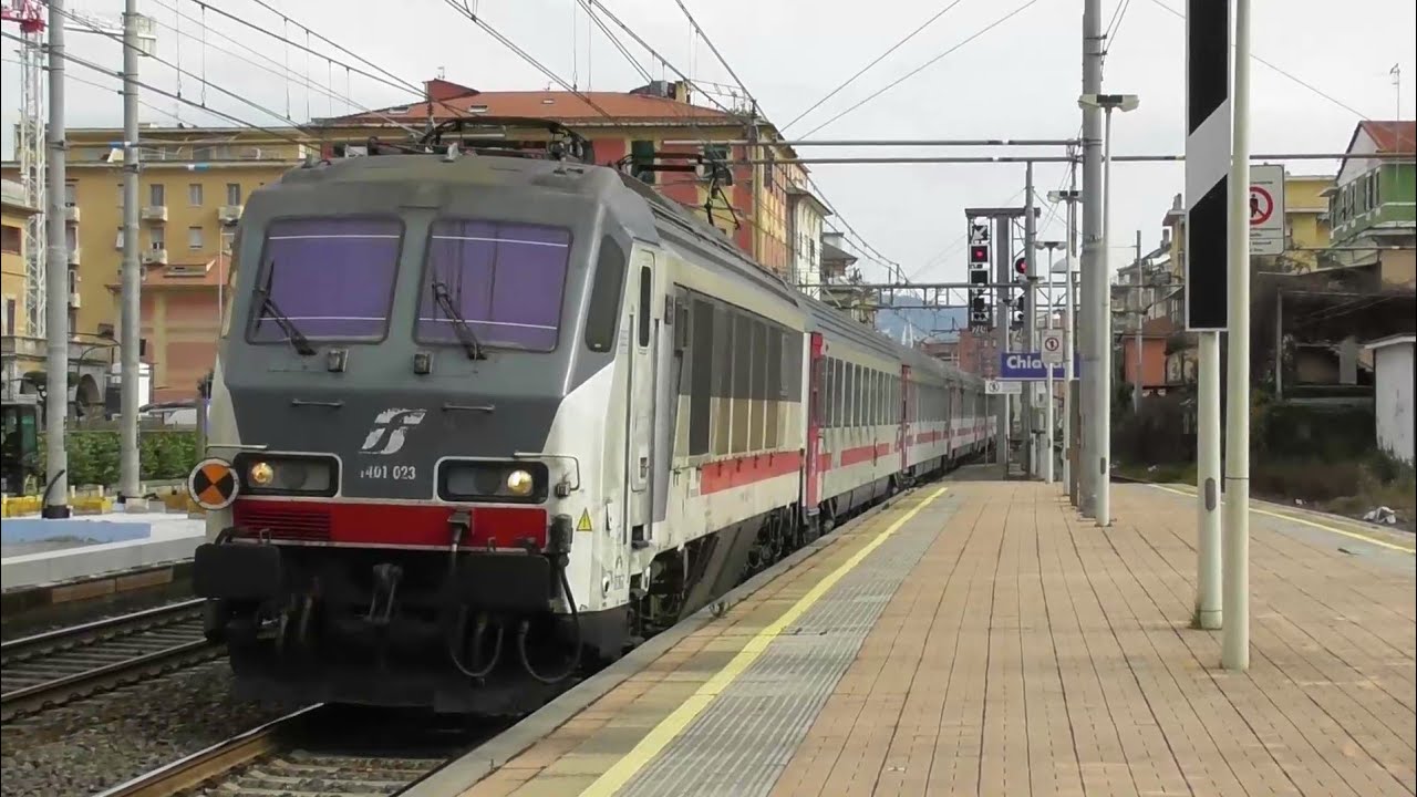 Treni in transito, arrivo e partenza alla stazione di Chiavari - YouTube