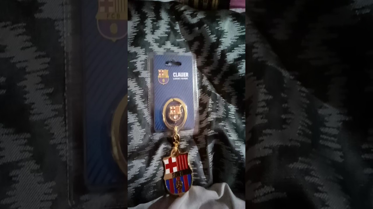 Voici un porte clé acheter au camp nou, à Barcelone pour la première ...