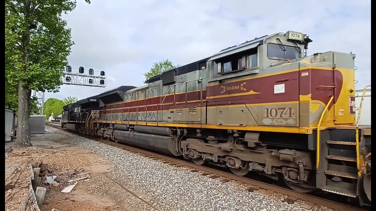 NS Lackawanna Heritage Unit #1074 led by NS #3622 Returns South & Amazingly Fast BNSF - YouTube