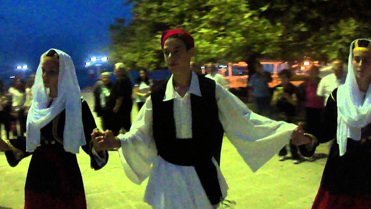 Ανταμωμα στην πλατεια τριων Ναυαρχων - YouTube