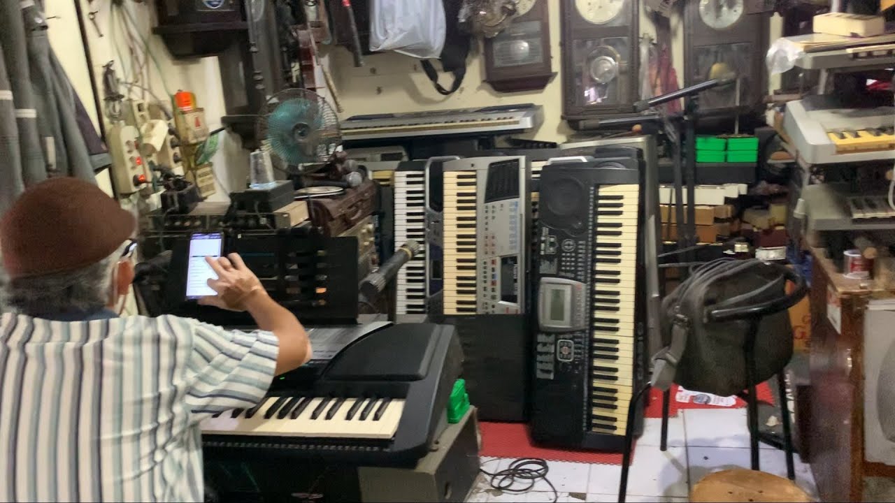 Pasar Klitikan Notoharjo Solo bagian belakang - YouTube