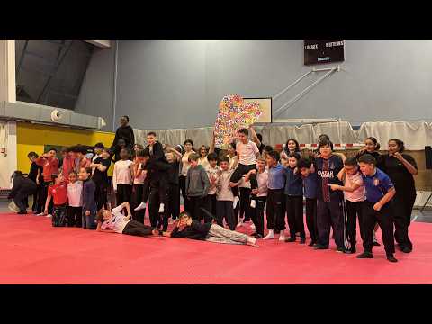 Spectacle d'acrosport liaison école-collège CM1-503 Suresnes