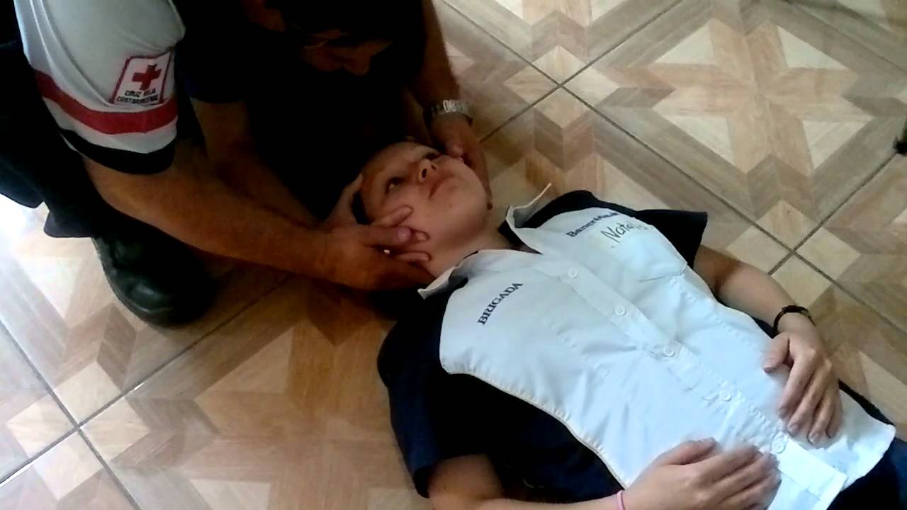 Forma correcta de realizar la tracción de cuello en caso de trauma 2 ...