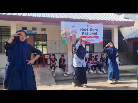 PENAMPILAN BU GURU RENI KOLABORASI DENGAN SISWI SMP DALAM ACARA MEMPERINGATI HARI GURU
