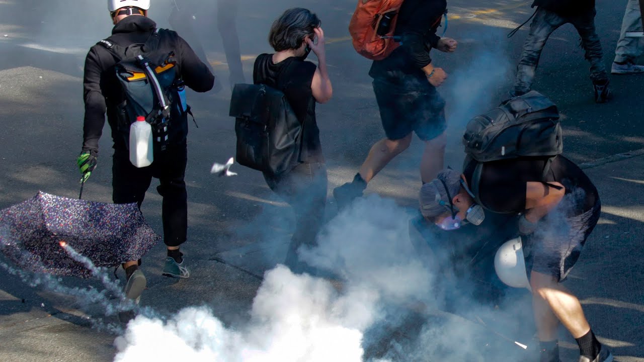 Seattle protest: Police charge forward and use pepper spray on ...