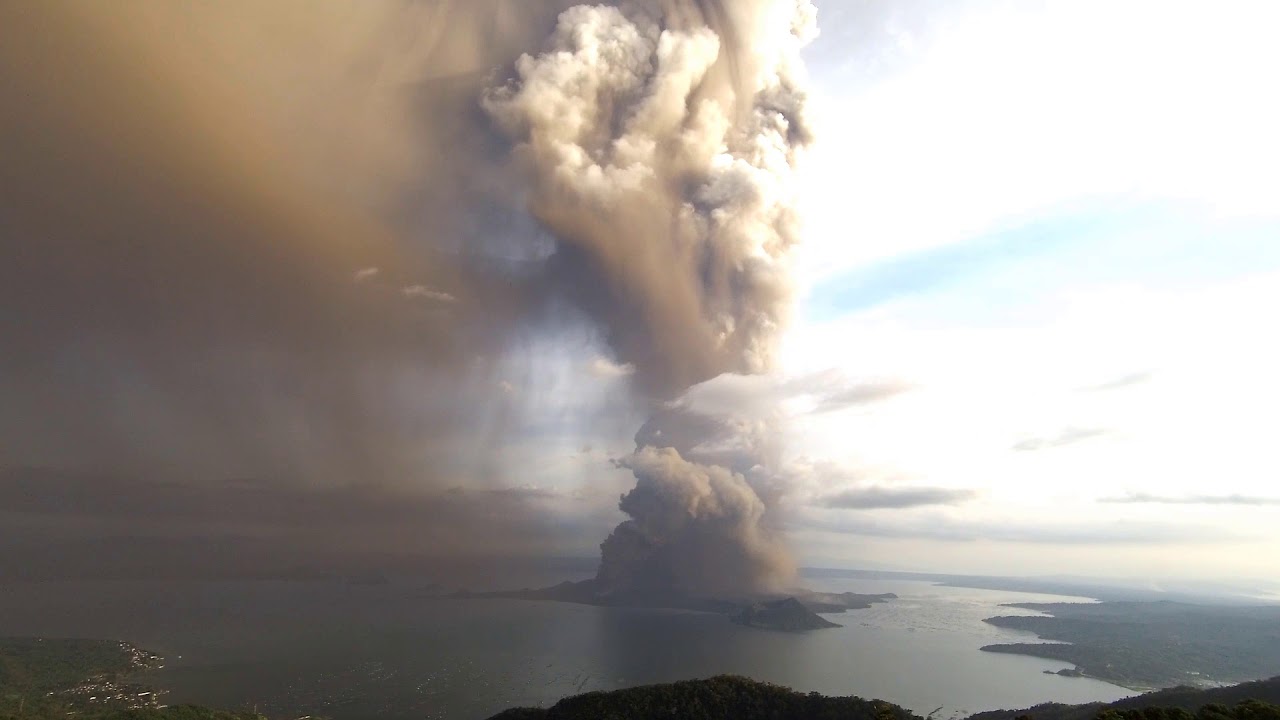 Taal Volcano 2020 Eruption - Volcanic lightning - YouTube