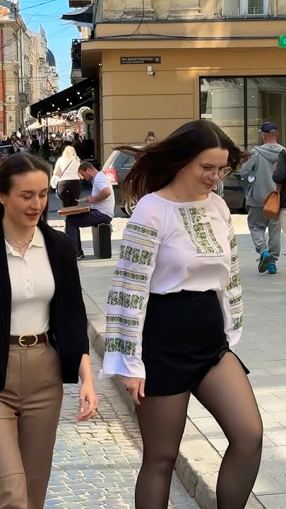 Львів дівчата в центрі Галицька площа Ринок львівплощаринок Youtube