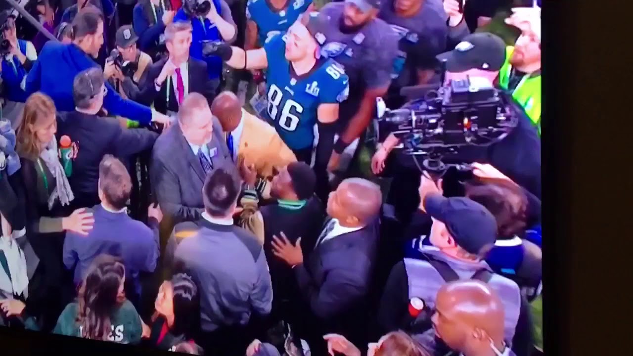 Kevin Hart denied hard by NFL security - YouTube