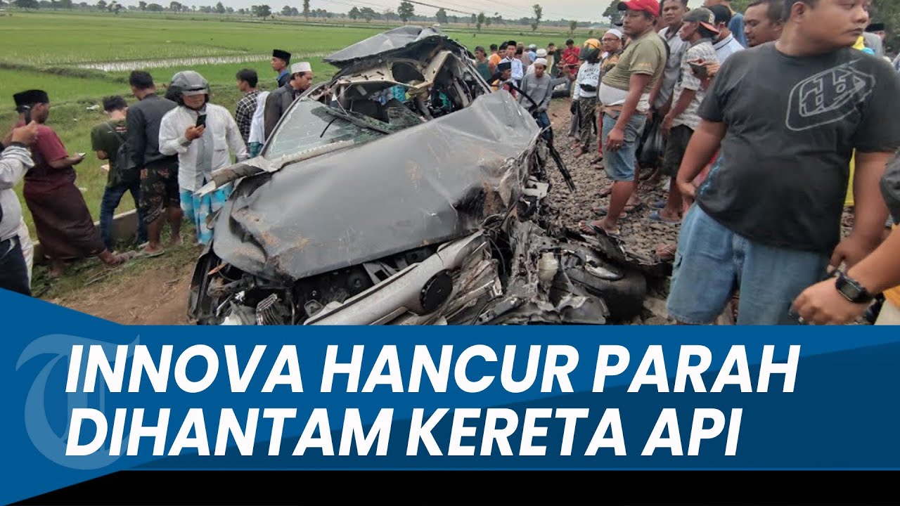 4 ORANG TEWAS, Kecelakaan Maut Toyota Innova Hancur Parah Ditabrak KA ...