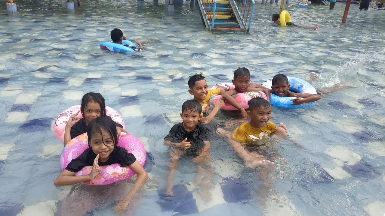 Aifa berenang bersama keluarga || Water Boom Benua Anyar - YouTube