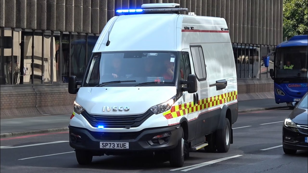New London Fire brigade DIM Unit responding to a call in London - YouTube
