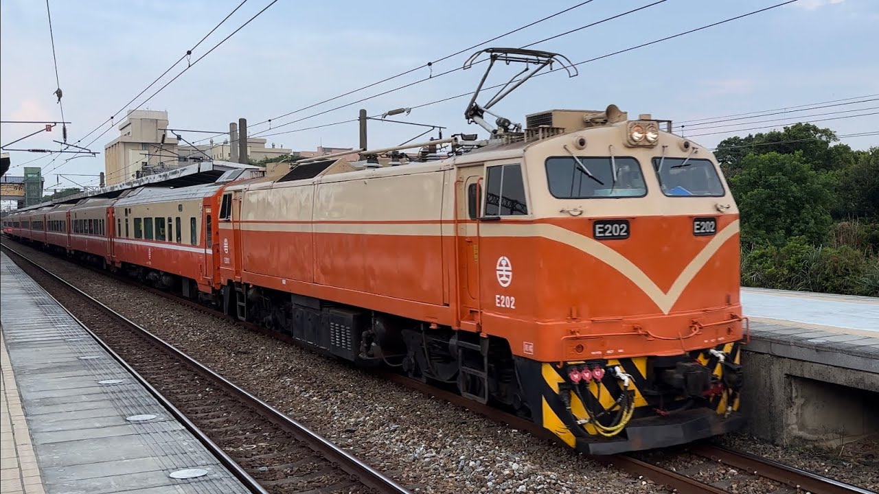 08/24/2024 台鐵 521次 自動門莒光號 本務E202電力機車 富岡通過 / TRA GE E42C leading automatic door Juguang express ...