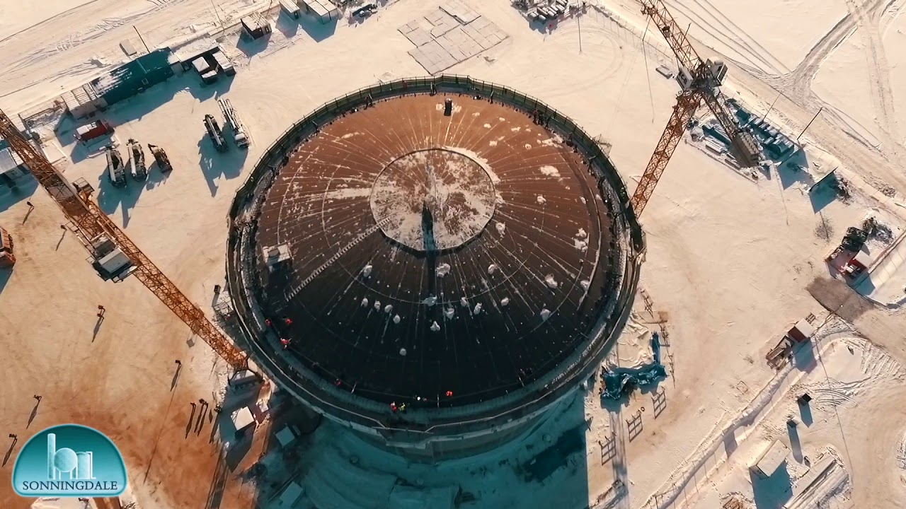 The air raising of a 260 ton dome roof on a Cryogenic LNG storage tank ...