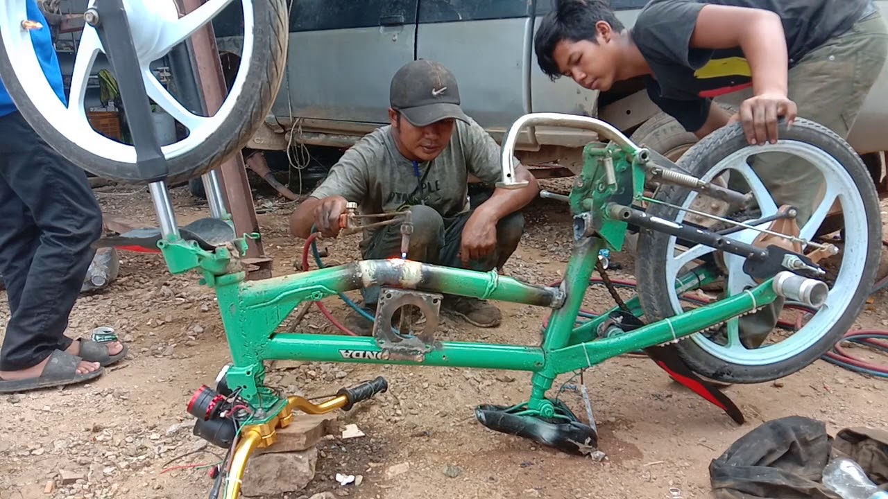របៀបកែច្នៃម៉ូតូលេង how to modify a motorcycle - YouTube