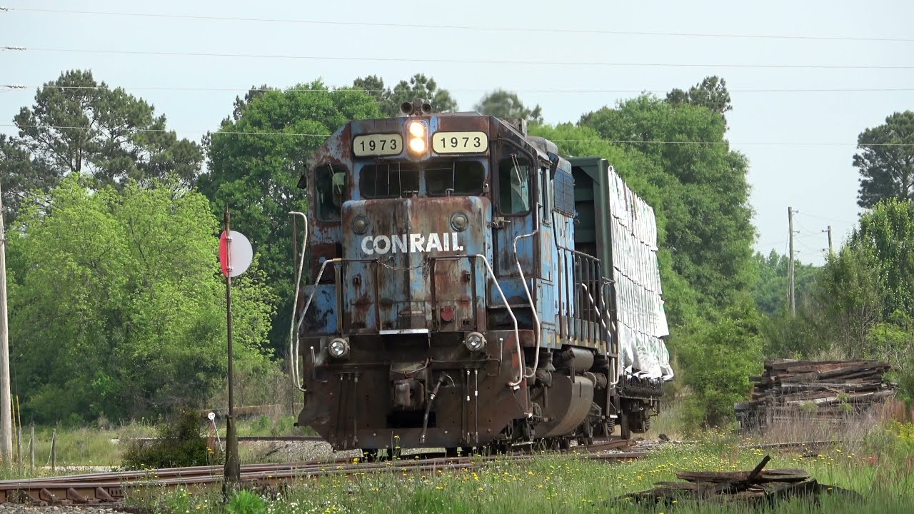 Solo Conrail GP38 on the Hartwell Railroad - YouTube
