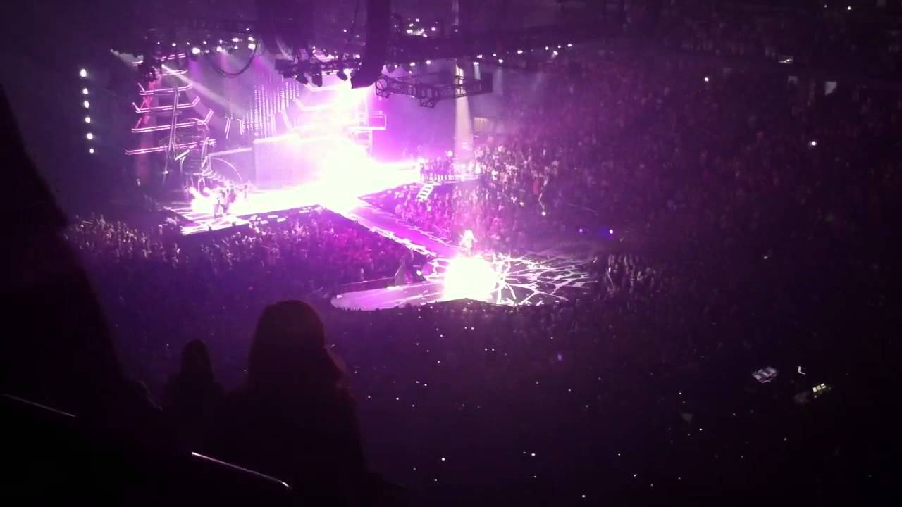 Britney Spears I wanna go in concert 2011 - YouTube