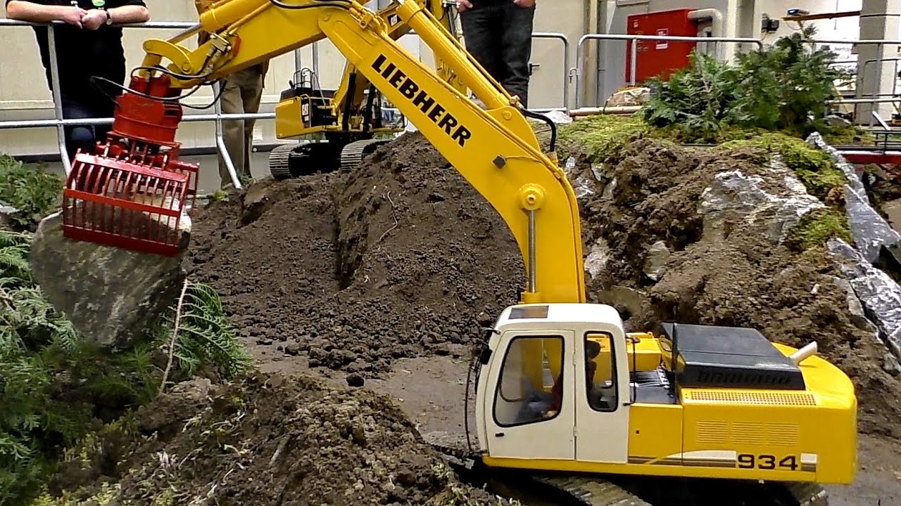 HUGE RC EXCAVATOR LIEBHERR 934 SCALE 1:8 MODEL FIGHT WITH A 5KG STONE ...
