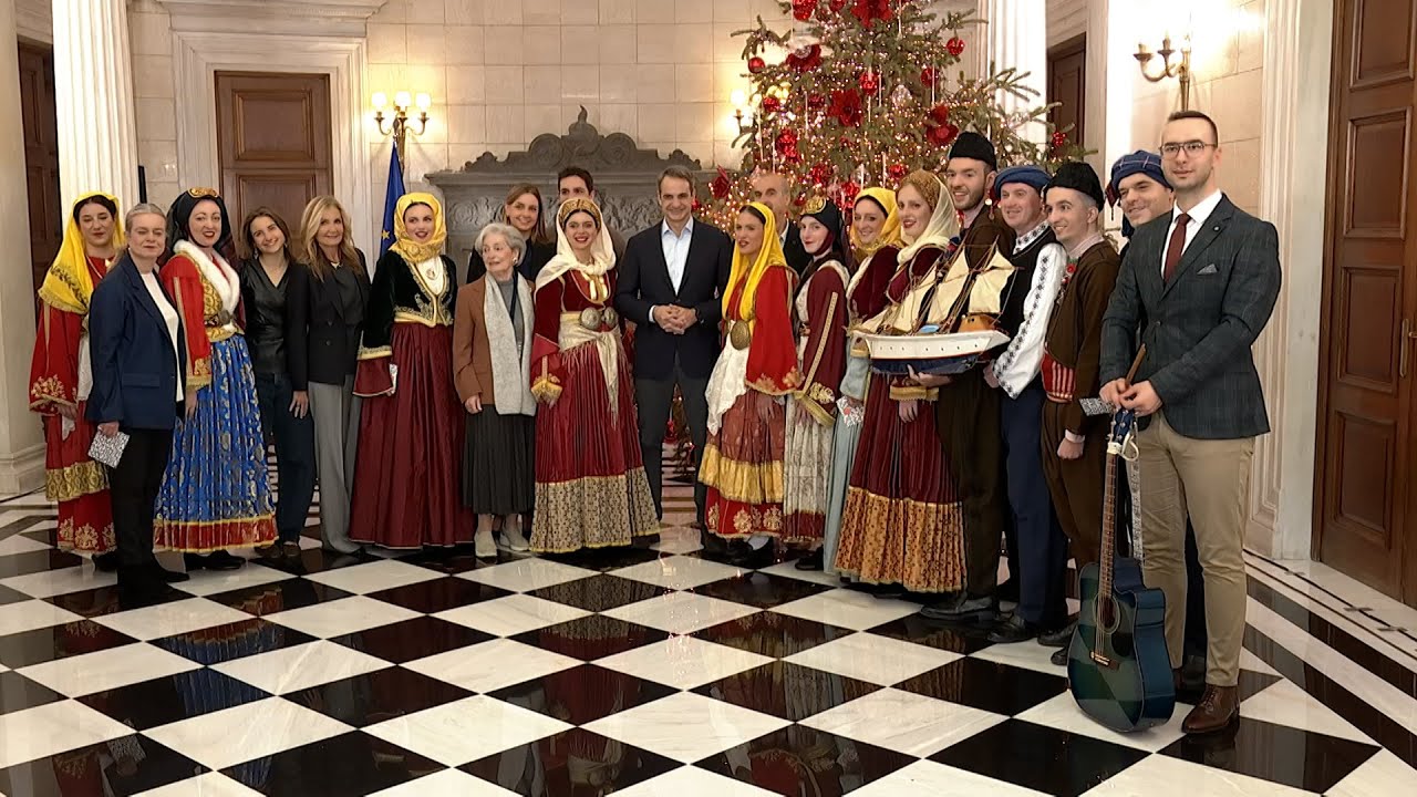 Τα κάλαντα άκουσαν ο πρωθυπουργός Κυριάκος Μητσοτάκης και η οικογένεια ...