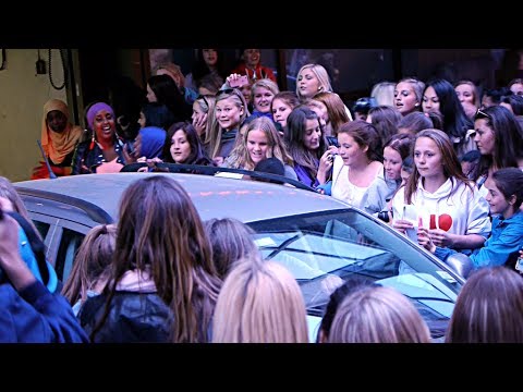 Hysterical Justin Bieber fans - YouTube