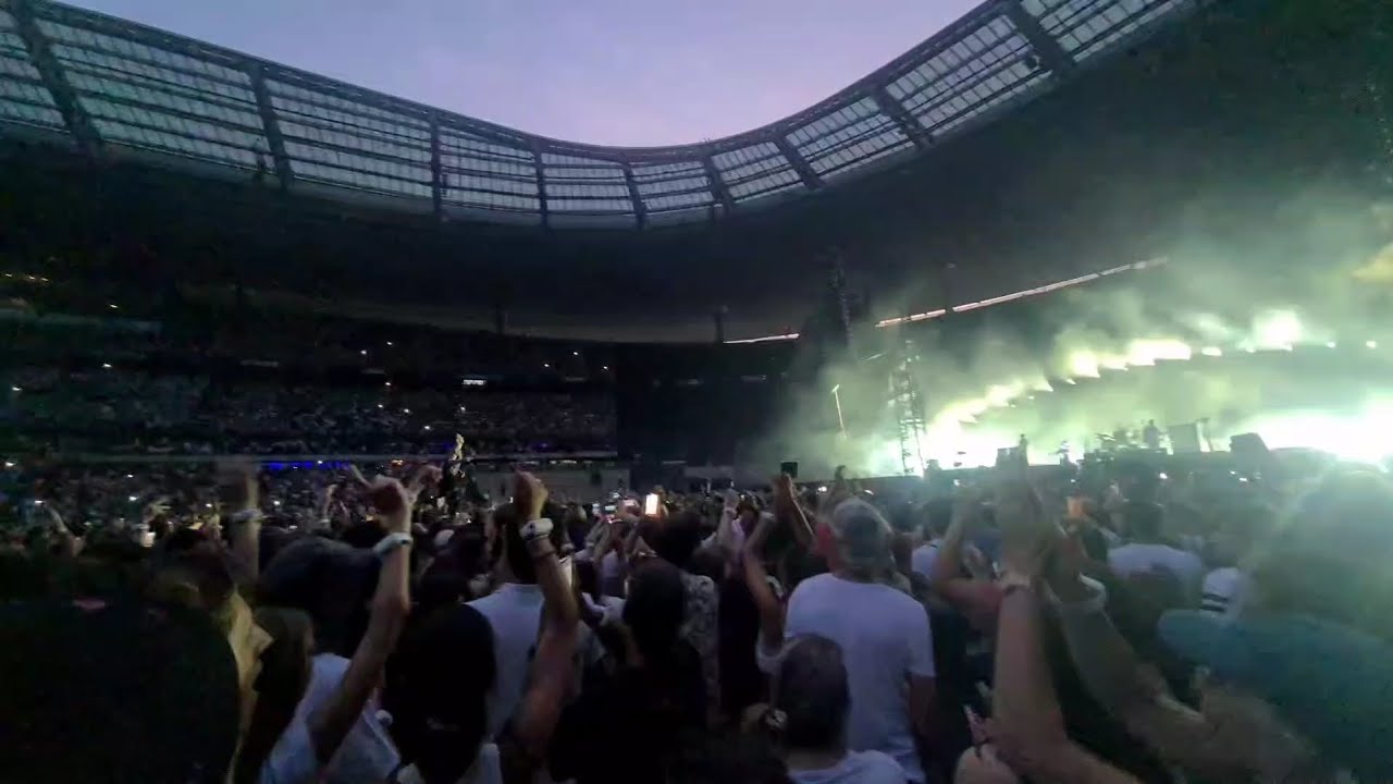 Coldplay - Politik Live in Paris 19.7.22 - YouTube